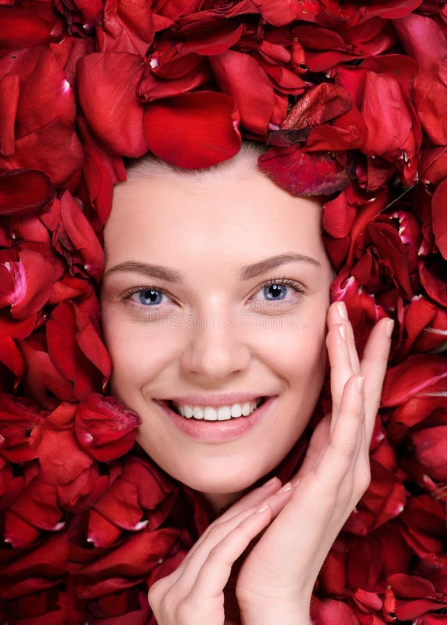 Bella Donna Felice Che Si Trova in Petalo Delle Rose Fotografia Stock ... Bella Donna Felice Che Si Trova in Petalo Delle Rose Fotografia Stock ...
