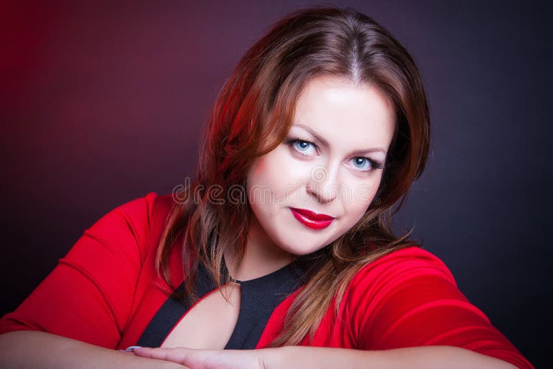 Bella donna formosa immagine stock. Immagine di femmina - 67698301