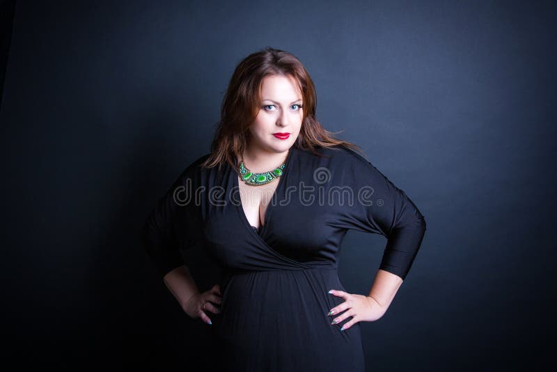 Bella donna formosa fotografia stock. Immagine di formosa - 67698390