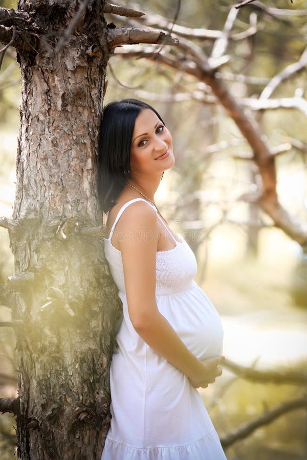 Giovane Donna Incinta Che Si Rilassa Nel Parco All'aperto, Pregnanc ...