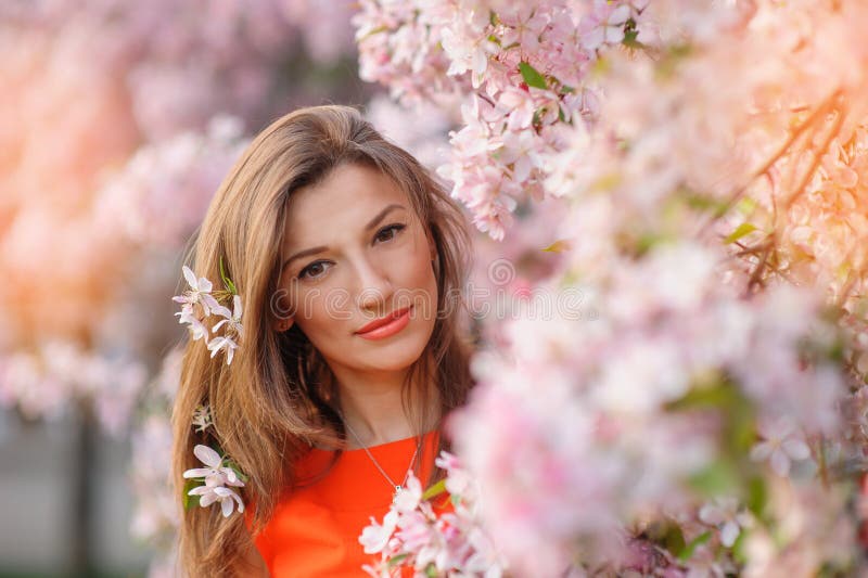 Bella Donna Nel Fiore Di Primavera Fotografia Stock - Immagine di bello ...