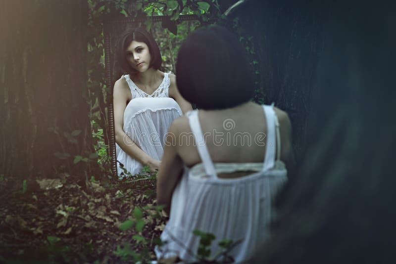 Bella Donna Pallida Davanti Ad Uno Specchio Immagine Stock - Immagine ...
