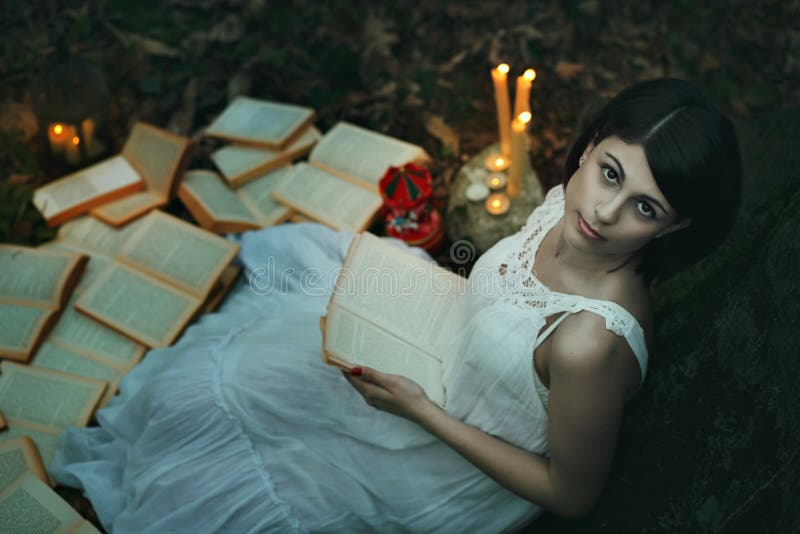 Bella Donna Pallida in Una Foresta Scura Fotografia Stock - Immagine di ...