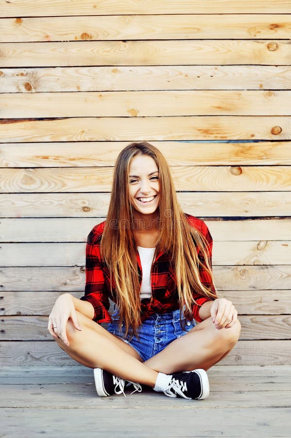 Bella Donna Sorridente Ritratto Alla Moda Della Ragazza Fotografia ...
