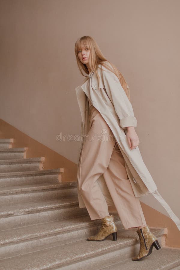 Bella E Ragazza Alla Moda Della Molla in Vestiti Alla Moda Immagine ...