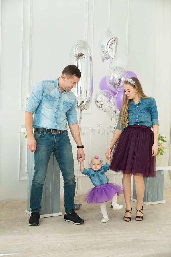 Bei Famiglia, Uomo E Donna Moderni in Attrezzature Dei Jeans Immagine ...