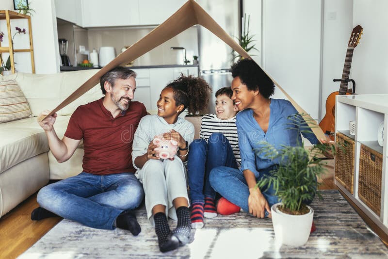 Bella Familia Feliz Y Sonriente Acaba De Llegar A La Nueva Casa Para Comenzar Un Nuevo Viaje
