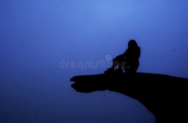 Bella Foto Di Una Silhouette Di Una Donna Seduta Su Una Roccia Con ... Bella Foto Di Una Silhouette Di Una Donna Seduta Su Una Roccia Con ...