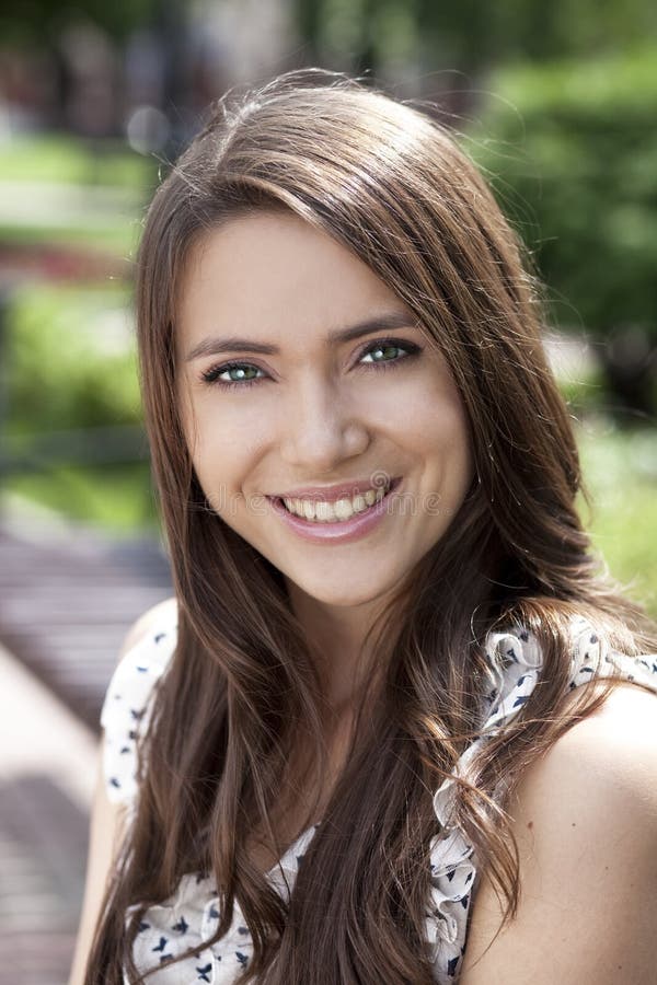 Bella giovane donna immagine stock. Immagine di felicità - 34596449