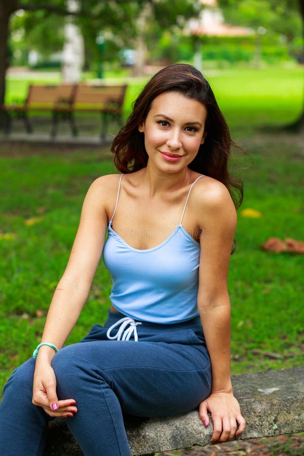 Bella giovane donna fotografia stock. Immagine di felice - 94771806