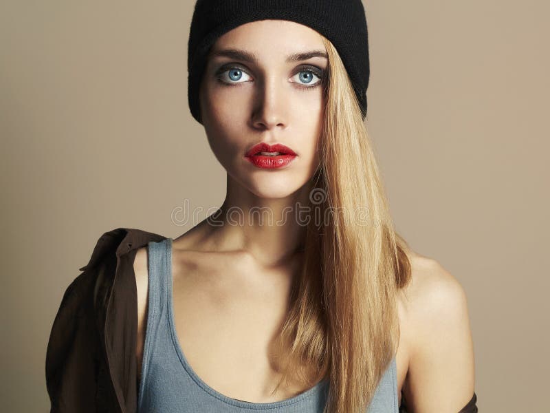 Bella Giovane Donna Alla Moda in Cappello Ragazza Bionda Di Bellezza in ...