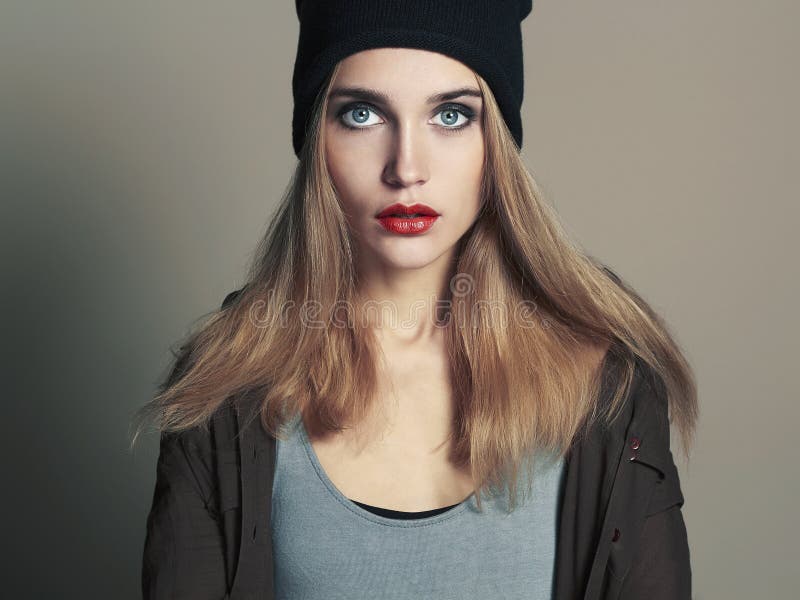 Bella Giovane Donna Alla Moda in Cappuccio Ragazza Bionda Di Bellezza ...