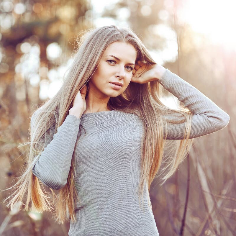 Bella Giovane Donna Bionda Con Capelli Lunghi Eleganti Immagine Stock ...