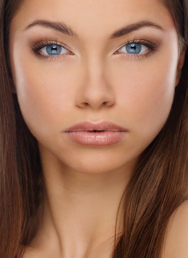 Ritratto Frontale Della Donna Con Un Bel Viso - Isolato Fotografia ...