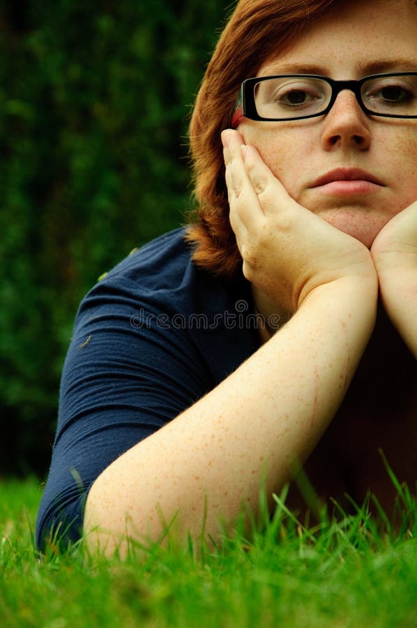 Bella Giovane Donna Che Si Distende All'esterno Fotografia Stock ...
