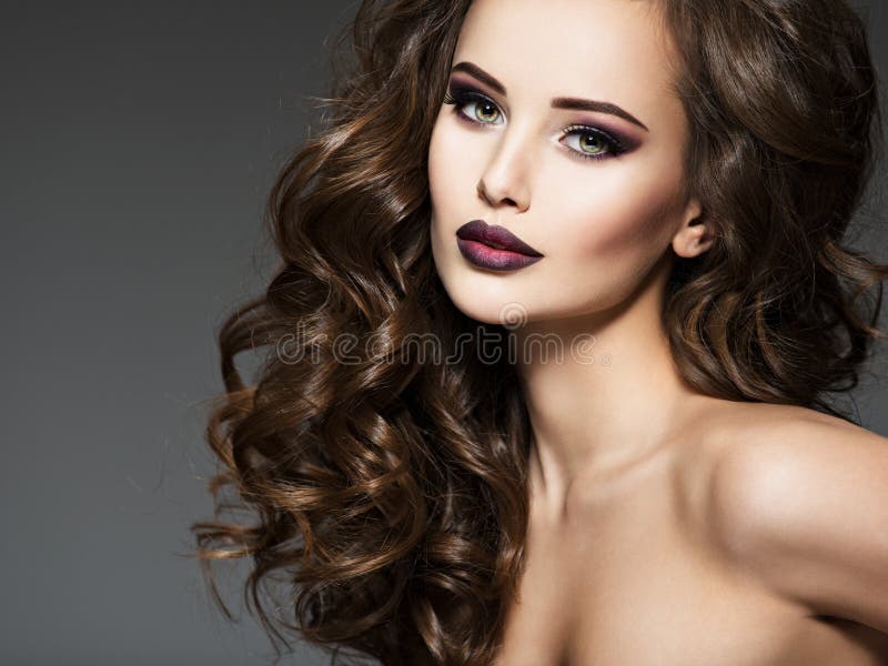 Bella Giovane Donna Con Capelli Lunghi Immagine Stock - Immagine di ...