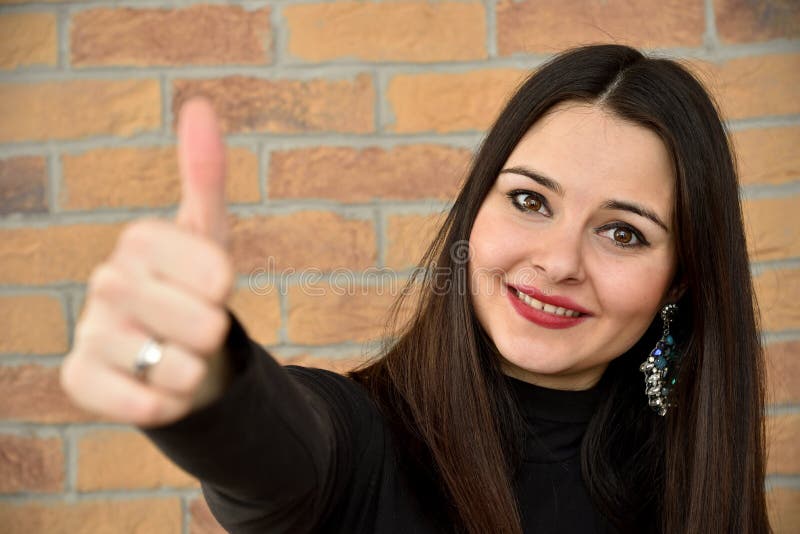 Bella Giovane Donna Con Il Pollice in Su Immagine Stock - Immagine di ...