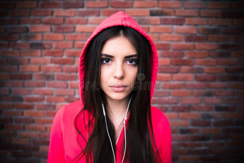 Bella Giovane Donna Con Le Cuffie Fotografia Stock - Immagine di ...