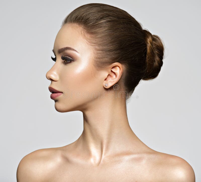 Bella Giovane Donna - Vista Di Profilo Fotografia Stock - Immagine di ...