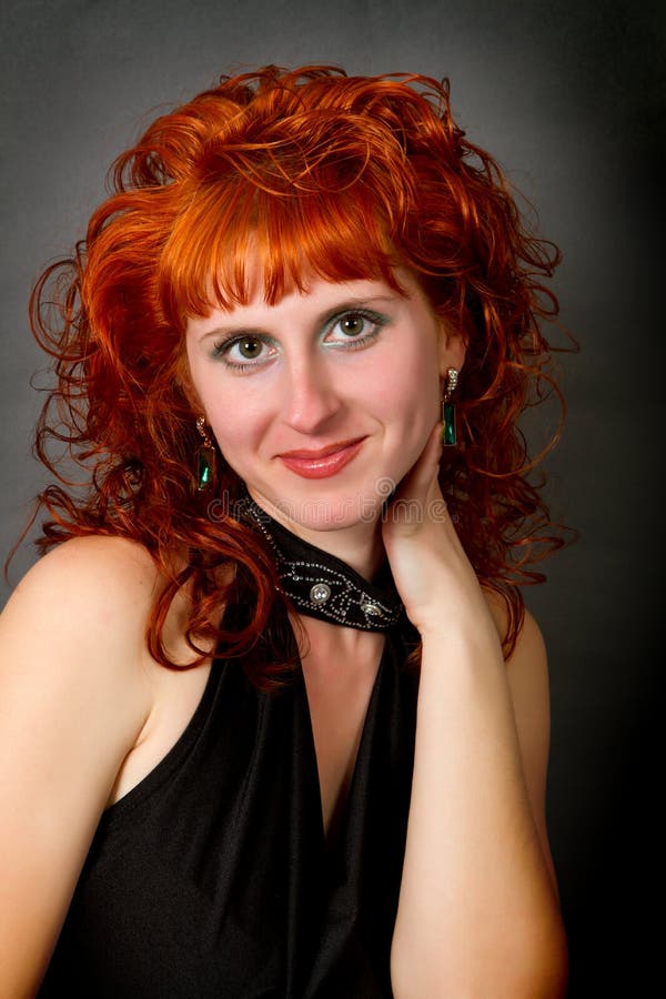 Bella Ragazza Dai Capelli Rossi in Una Blusa Bianca Immagine Stock ...