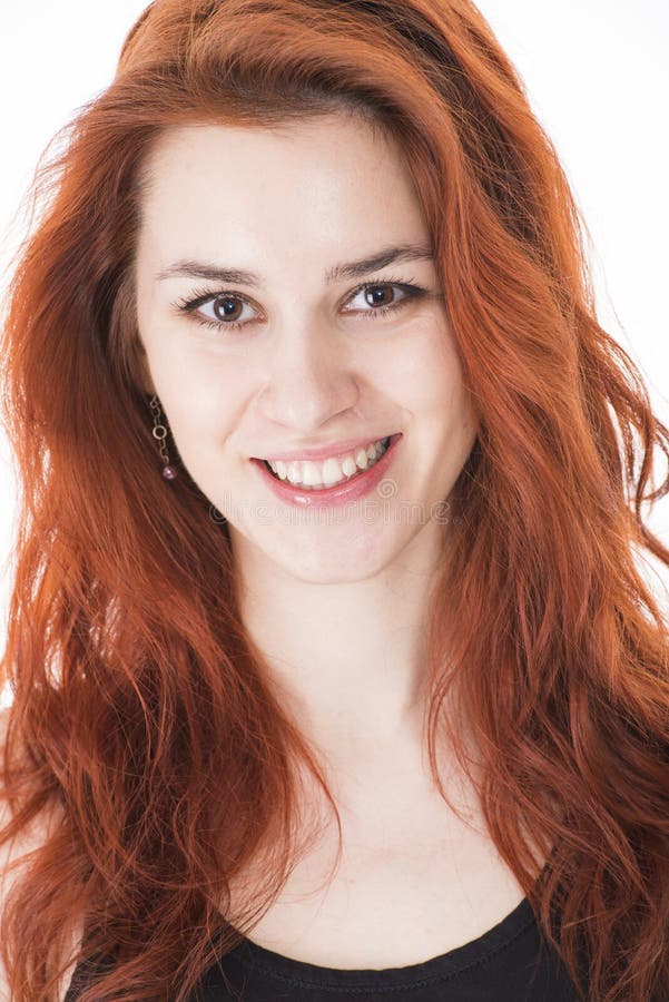 Bella Ragazza Con Capelli E Gli Occhiali Da Sole Rossi Fotografia Stock ...