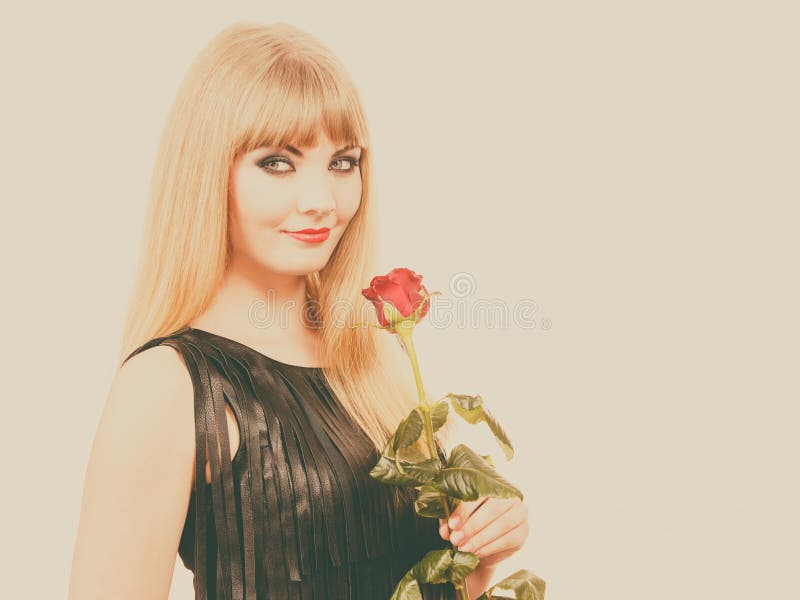 Bella Giovane Signora Con La Rosa Rossa Immagine Stock - Immagine di ...