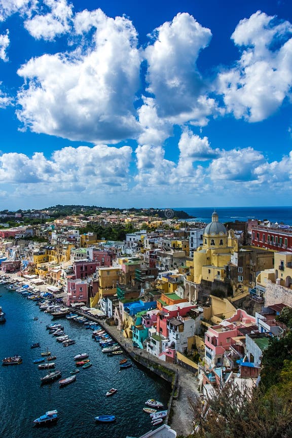 Bella isola di Procida fotografia stock. Immagine di nave - 43711224