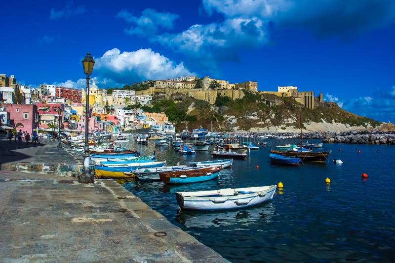 Bella isola di Procida fotografia stock. Immagine di narragansett ...