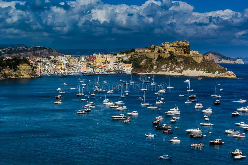 Bella isola di Procida fotografia stock. Immagine di bello - 43865192