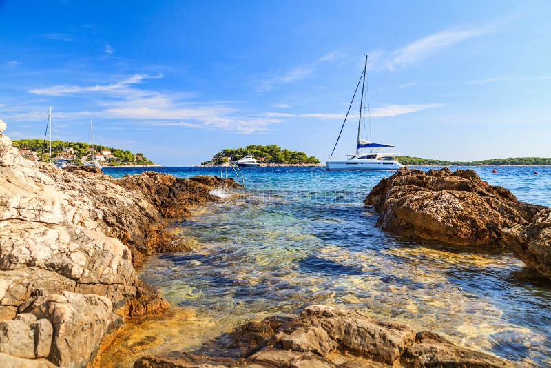 Mare Adriatico, Spiaggia Rocciosa, Paesaggio Pulito Della Regione ...