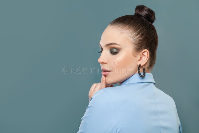 Bella Mujer Modelo Con Fondo Azul Imagen de archivo - Imagen de morena ...