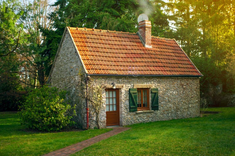 Bella piccola casa immagine stock. Immagine di stile - 52288285