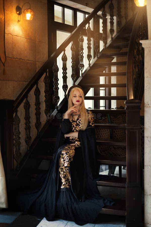 Bella Princesa Con Cabello Blanco En El Interior De Un Castillo Imagen ...