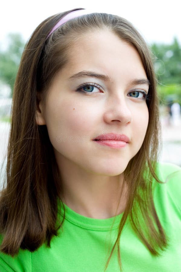 Bella ragazza fotografia stock. Immagine di fissare, giorno - 28800236