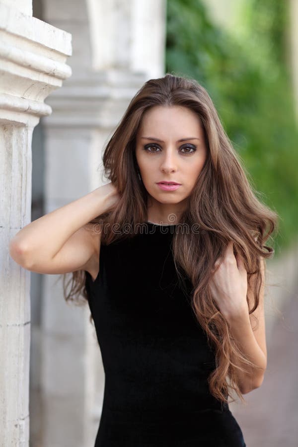 Bella Ragazza Del Ritratto In Una Sosta Di Verde Di Estate Immagine ...