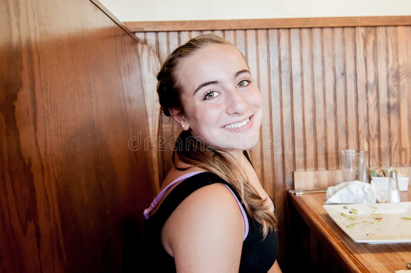 Bella Ragazza Che Gioca Con Un Gatto Smarrito Salvato Fotografia Stock ...