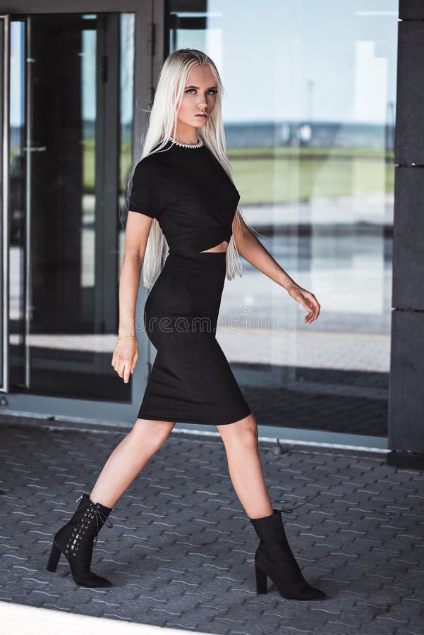 Bella Ragazza Alla Moda Che Cammina All'aperto Fotografia Stock ...