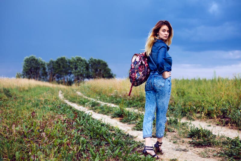 Bella Ragazza Alla Moda Con Uno Zaino Fotografia Stock - Immagine di ...