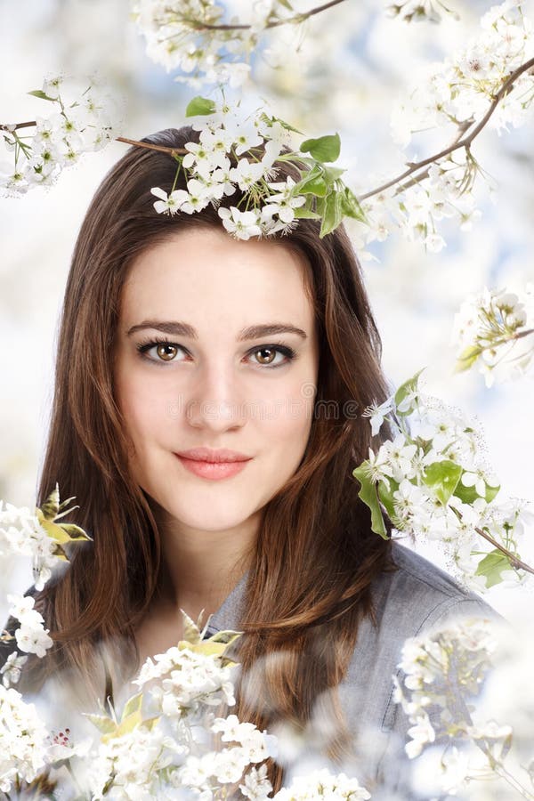 Bella ragazza con i fiori fotografia stock. Immagine di fashionable ...