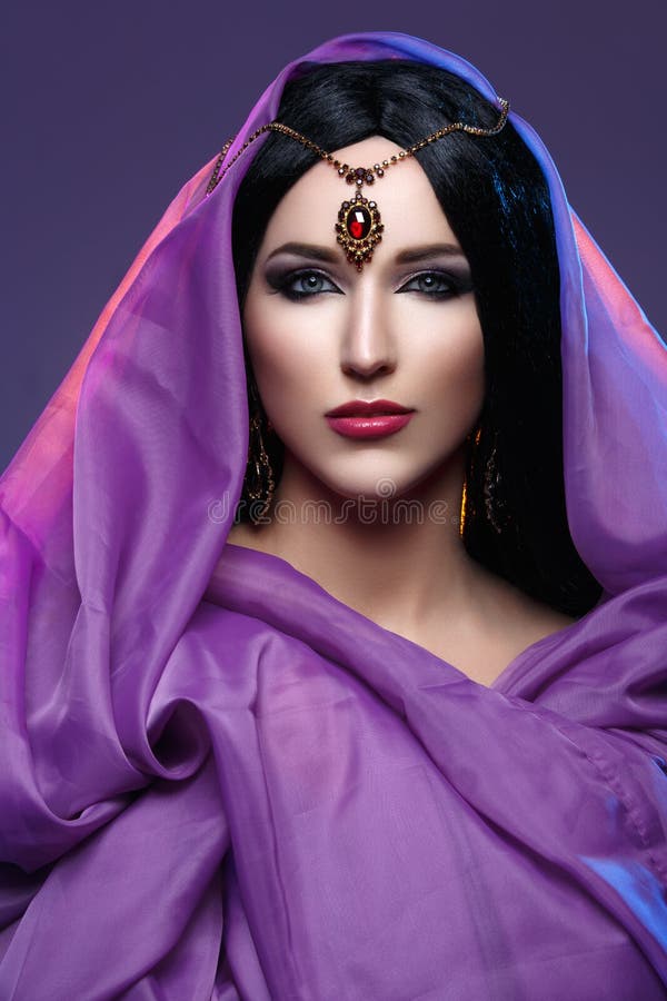 Ragazza Col Velo Arabo Copre La Testa Al Mare in Estate Immagine Stock ...