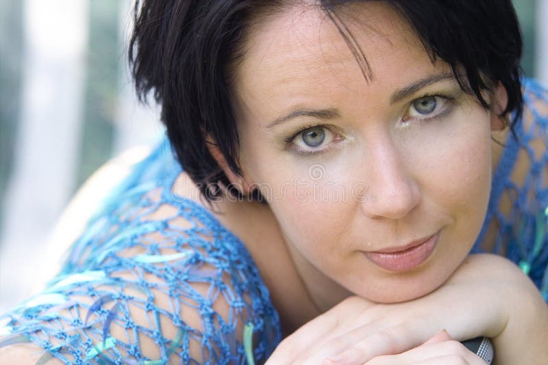 Bella ragazza naturale fotografia stock. Immagine di erba - 353618