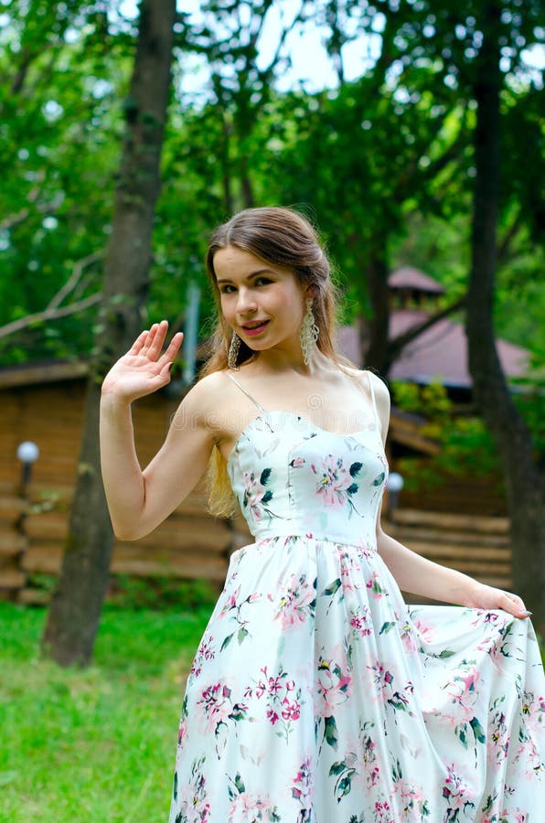 Bella Ragazza In Un Vestito Elegante Fotografia Stock Immagine Di Naso Luce 110259774