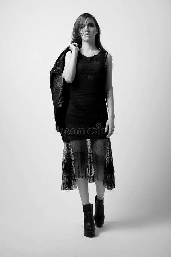 Bella Ragazza in Vestiti Alla Moda Fotografia Stock - Immagine di ...