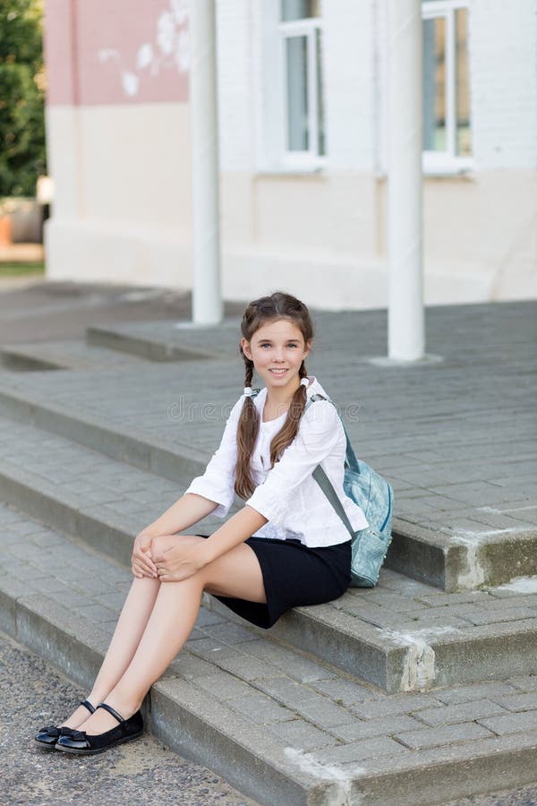 Bella Scolara in Uniforme Scolastico Con Uno Zaino Allo Sc Immagine ...