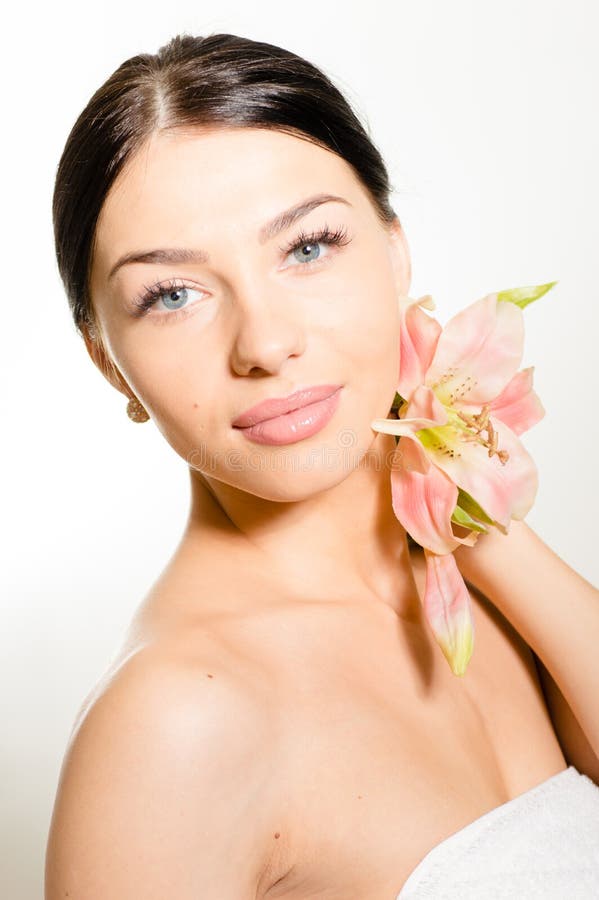 Bella Signora Con Lilly Il Fiore Pelle Perfetta Immagine Stock ...