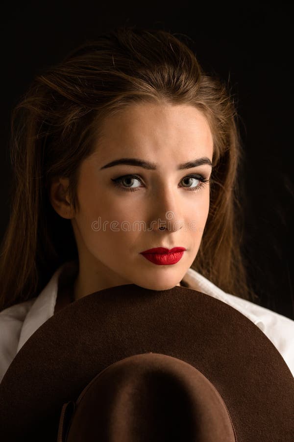 Bella Signora Di Modello Che Posa Con Il Cappello in Studio Immagine ...