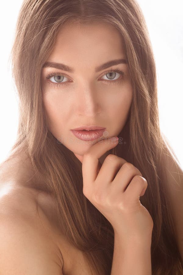 Bella Signora Senza Camicia Sopra Fondo Bianco Immagine Stock ...