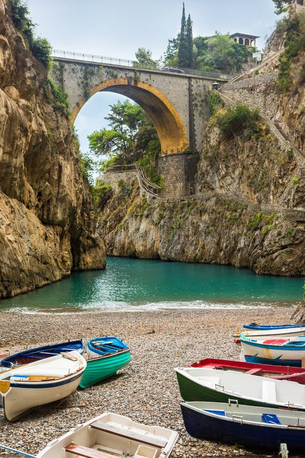 Bella Spiaggia Sotto Il Ponte Fotografia Stock - Immagine di bellezza ...