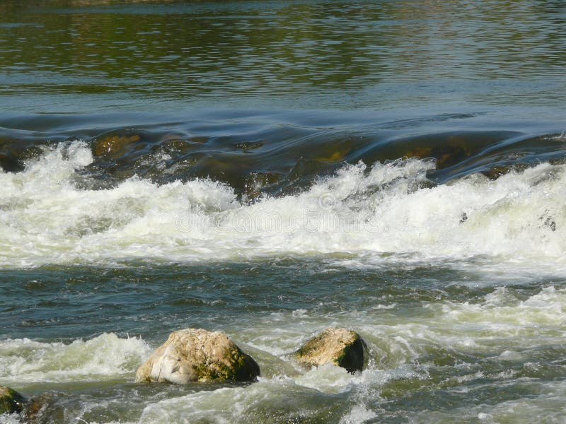 Bellas olas del río sava foto de archivo. Imagen de extracto - 191639730