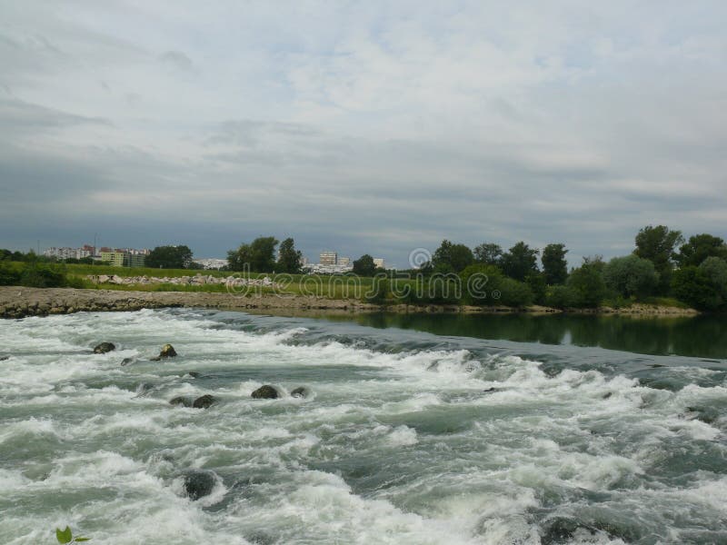 Bellas olas del río sava imagen de archivo. Imagen de flujo - 223112003